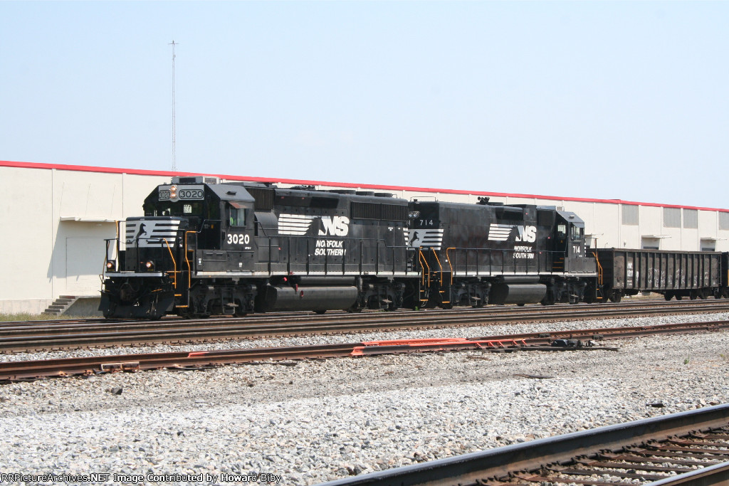NS 3020 waiting for Amtrak to come and go